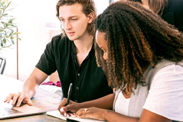 Qu’est-ce que la stratégie de contenu ? Définition et objectifs